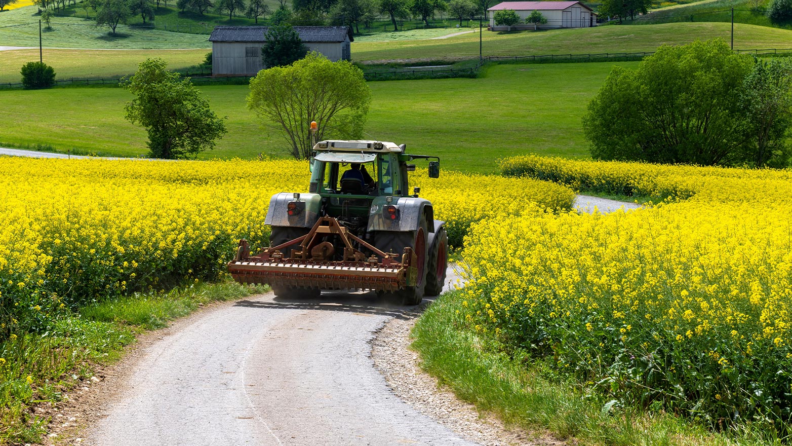 Obligations, règles et limitations des tracteurs - Terre & Village | Blog